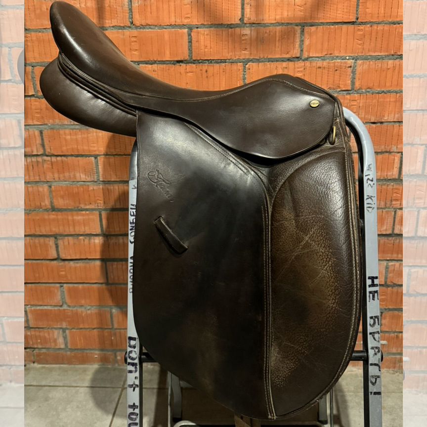 Выездковое седло