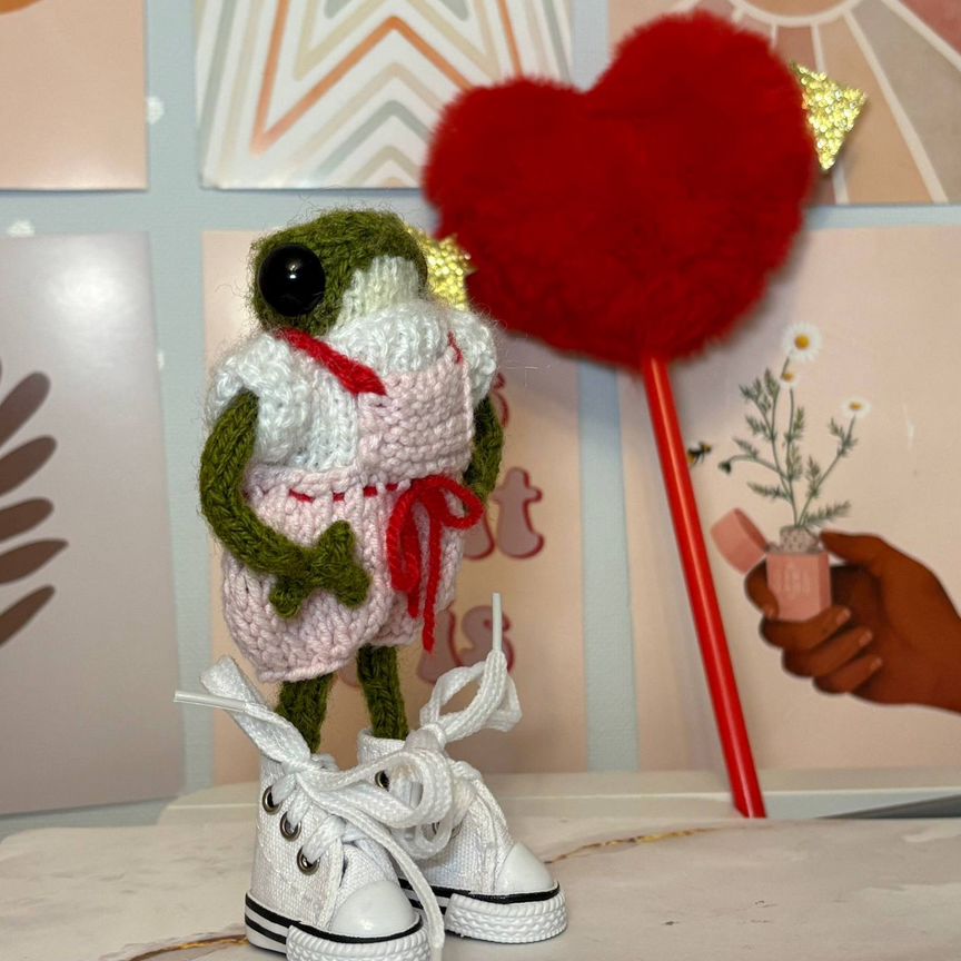 Лягушка на день влюбленных. Вязаная игрушка