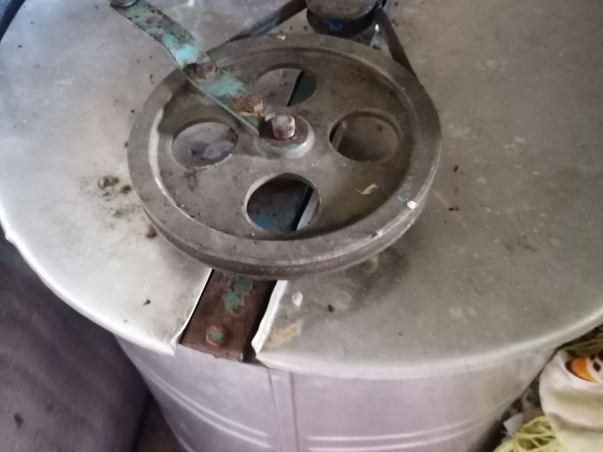 Медогонка 4 рамочная бу