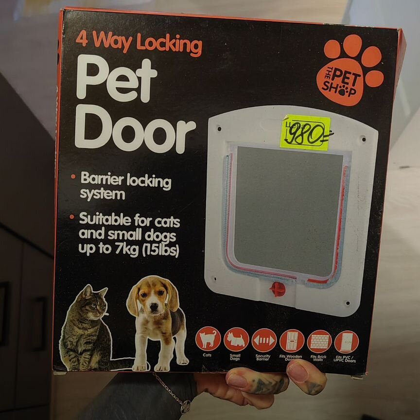 Дверца в дверь для кошек