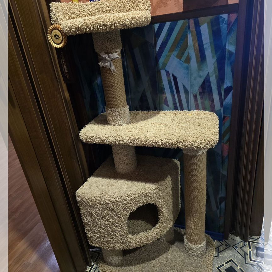 Домик для кошки с когтеточкой высокий