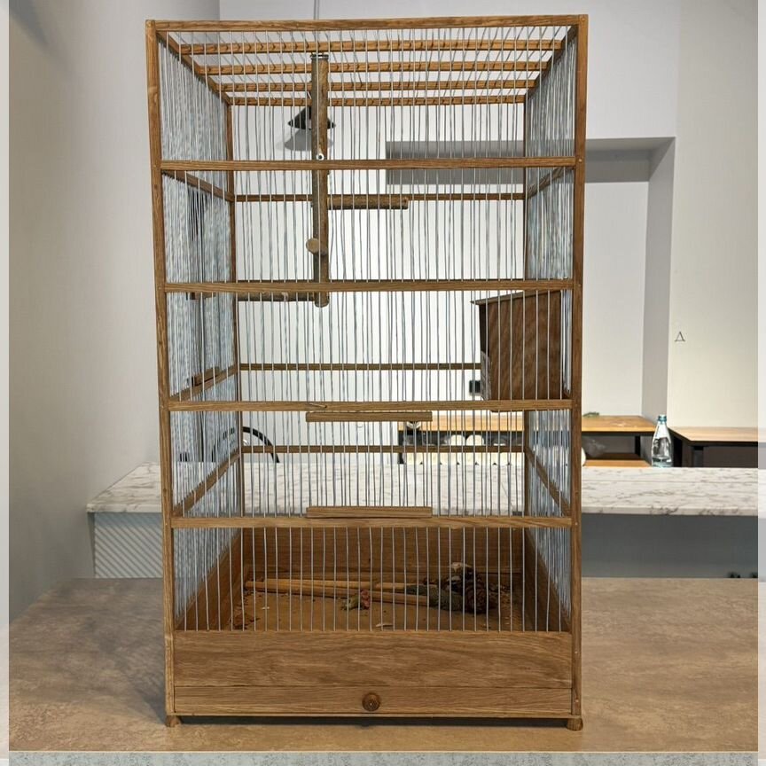 Деревянная клетка для птиц