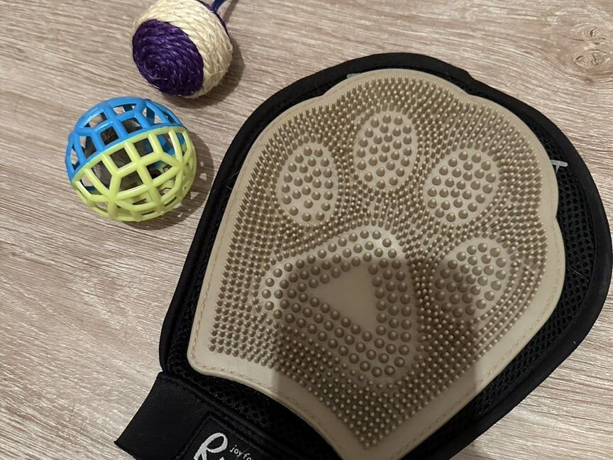 Рукавица для груминга+подарок мячики