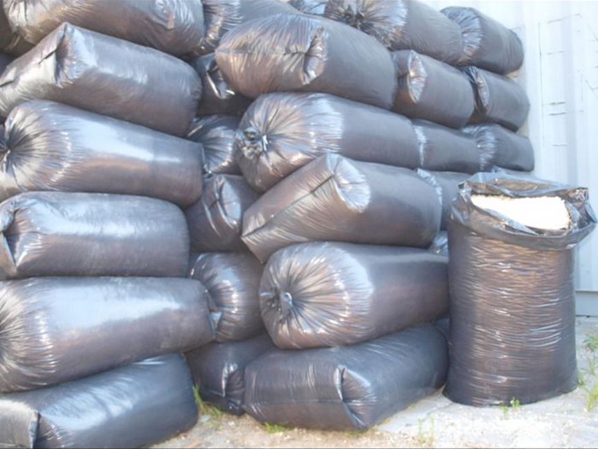 Опилки в мешках