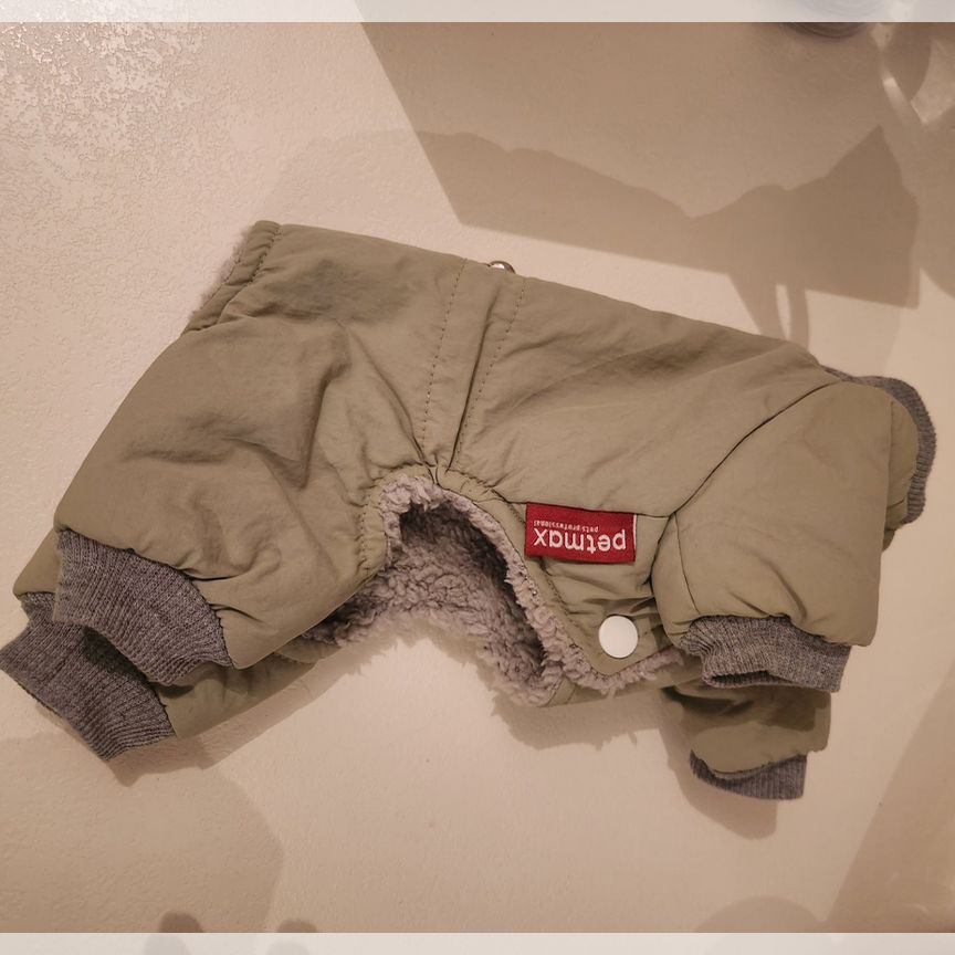 Зимний комбинезон для маленькой собаки