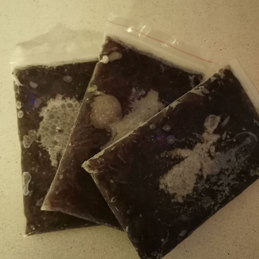 Мотыль замороженный крупный и мелкий