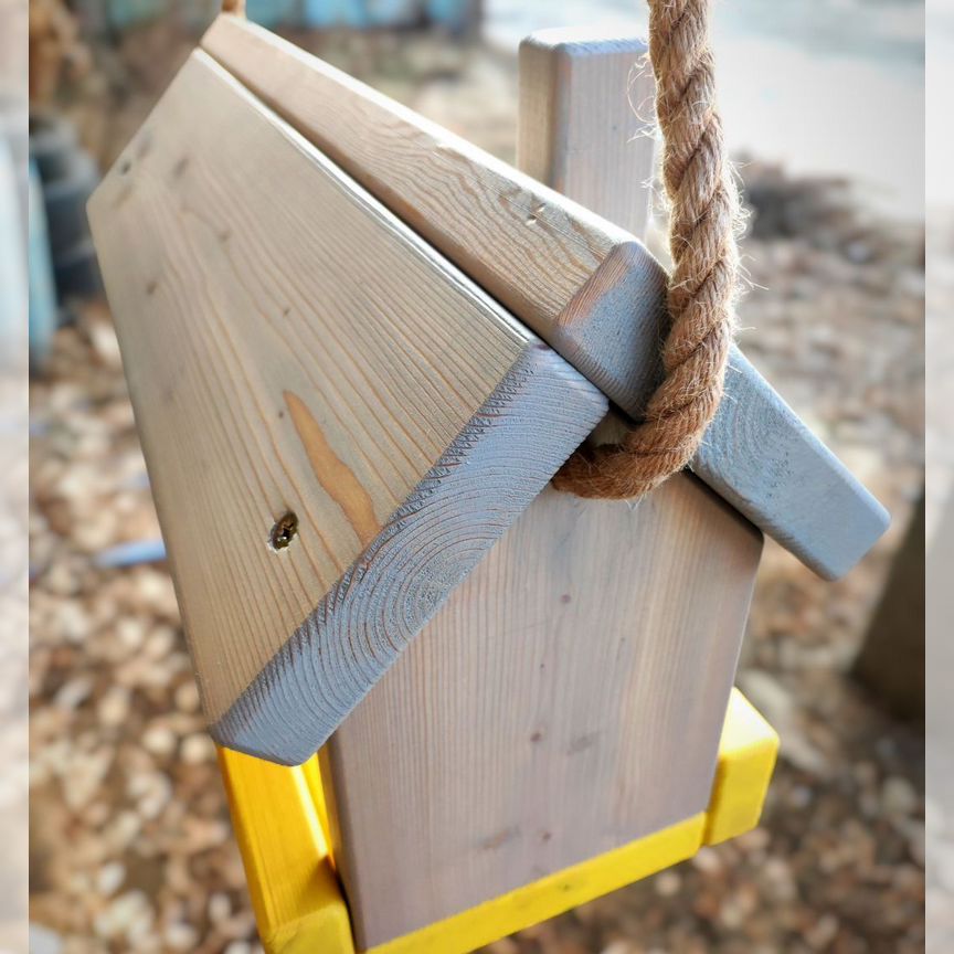 Кормушка для птиц и белок