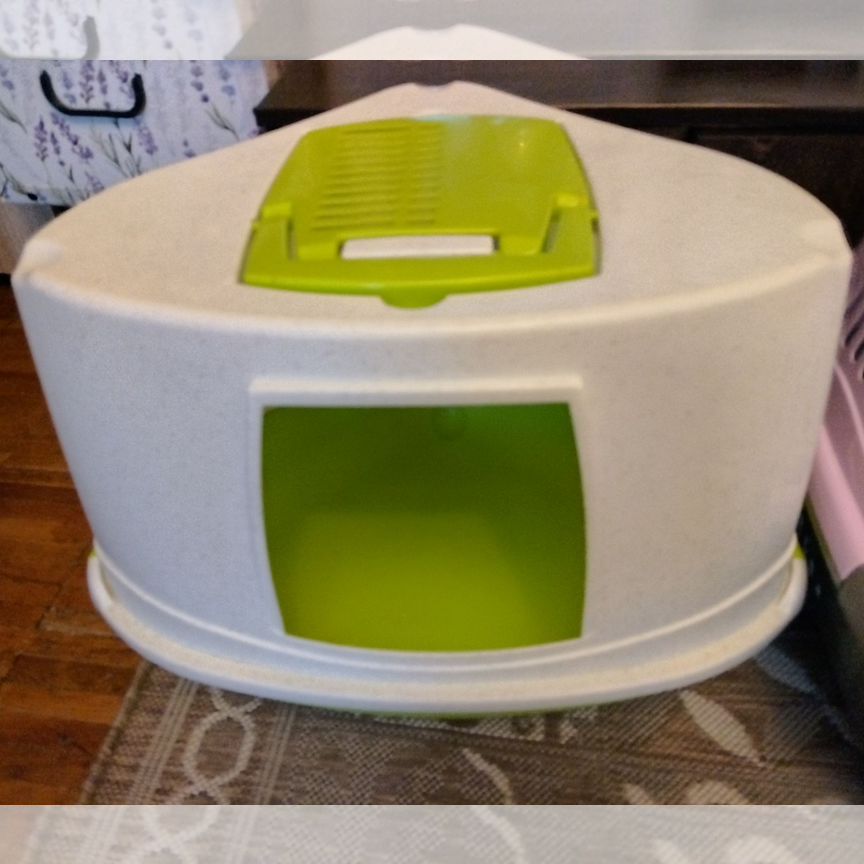 Закрытый лоток для кошек угловой