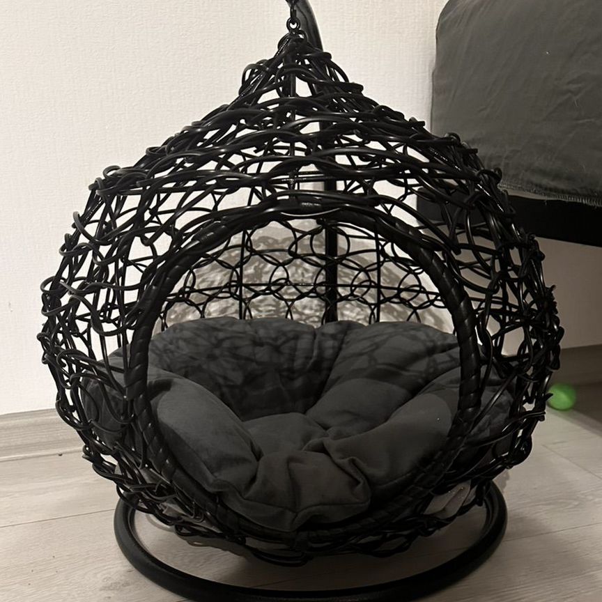 Подаесная лежанка для собак из ротанга