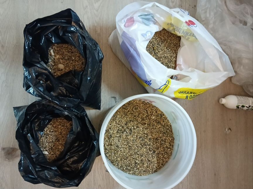 Грунт для аквариума и много оборудования