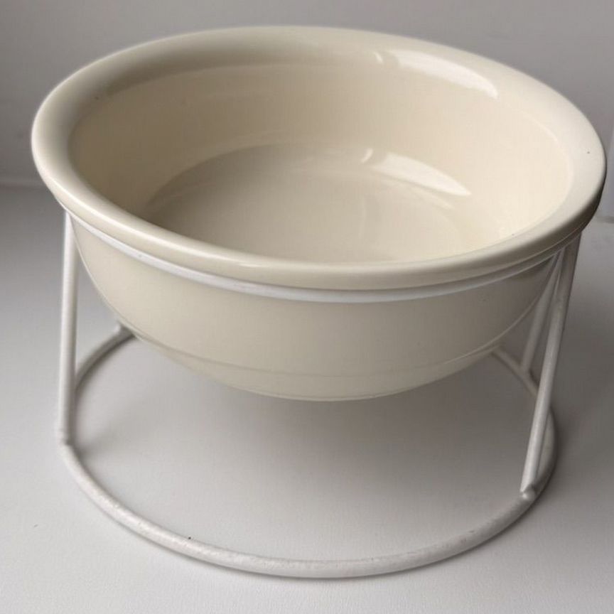 Керамическая миска под наклоном