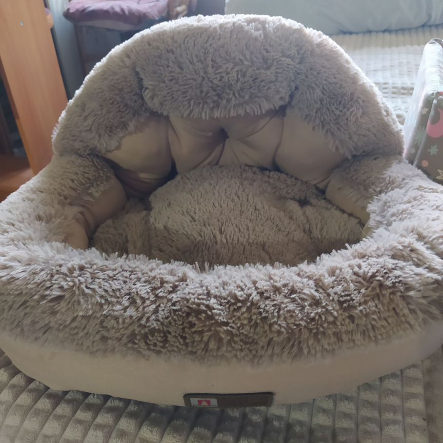 Лежанки и домик для маленьких собак и кошек