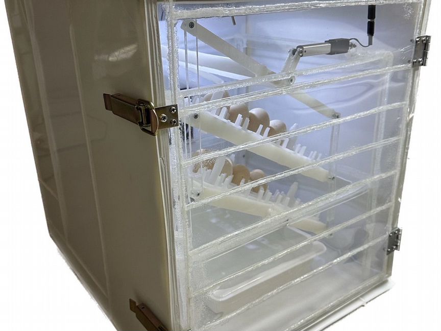 Инкубатор на 72 яйца автомат