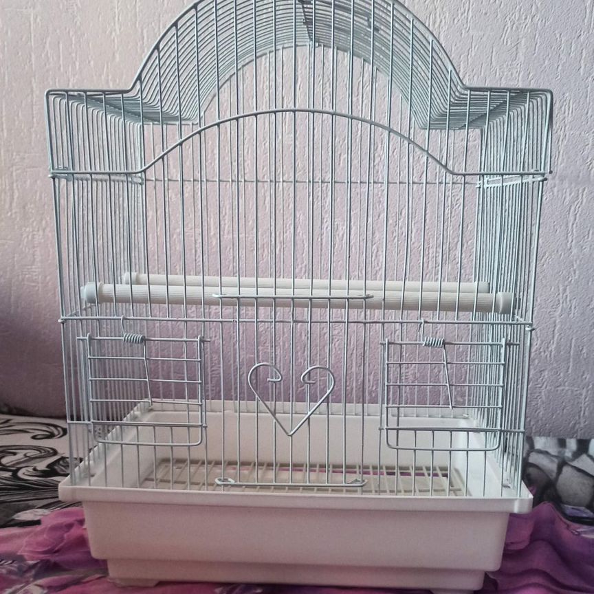 Изящная белая клетка для маленьких птиц