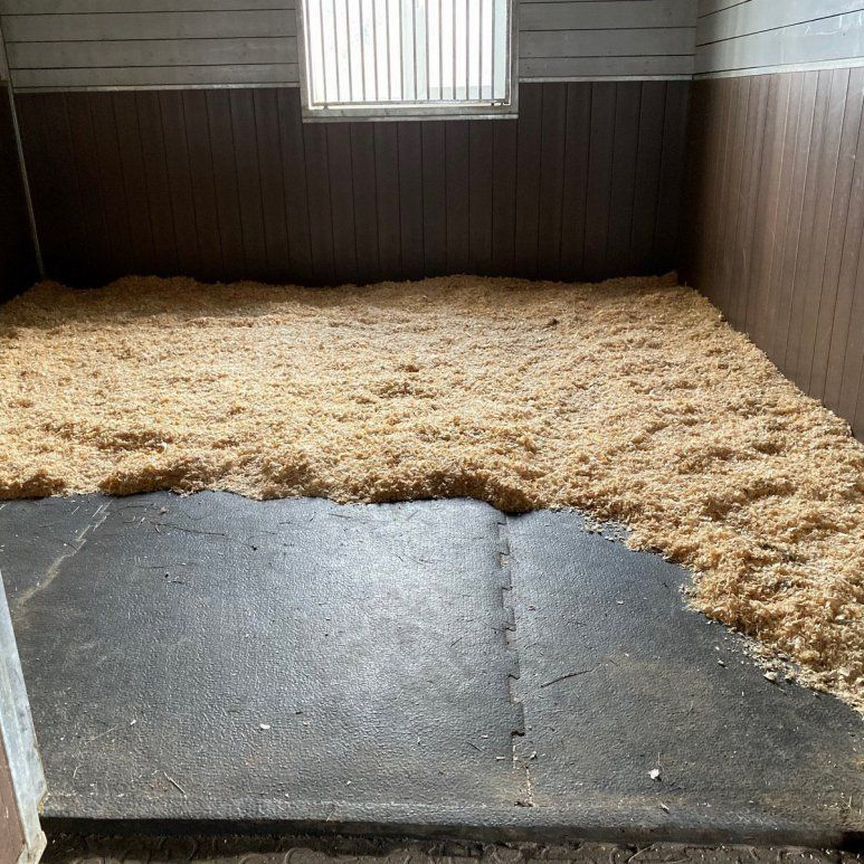 Покрытия пола деннника(маты) для лошадей в конюшню