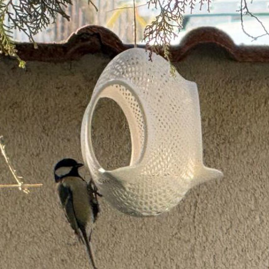 Подвесная кормушка для птиц