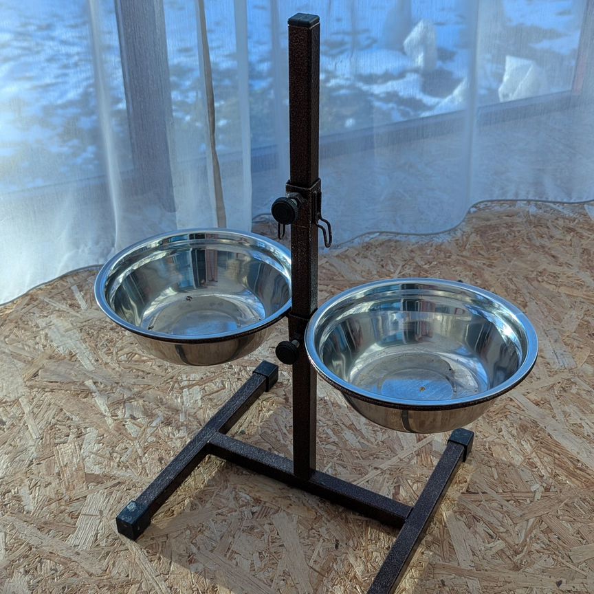 Стойка с мисками для кормления