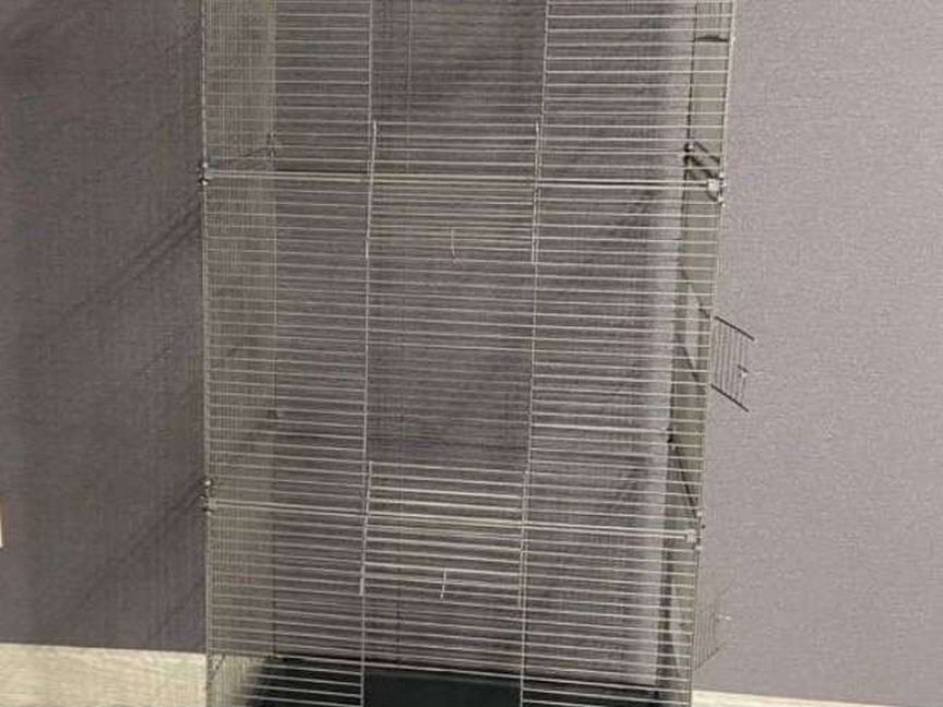 Просторная клетка для попугая