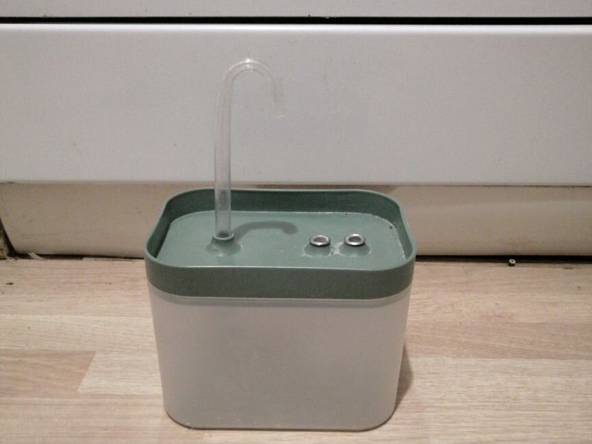 Фонтан поилка для кошек