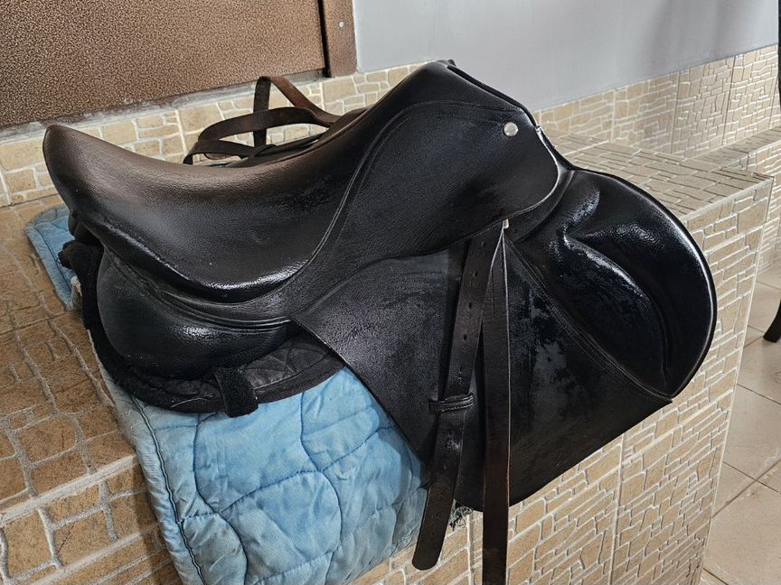 Седло и узда для лошади