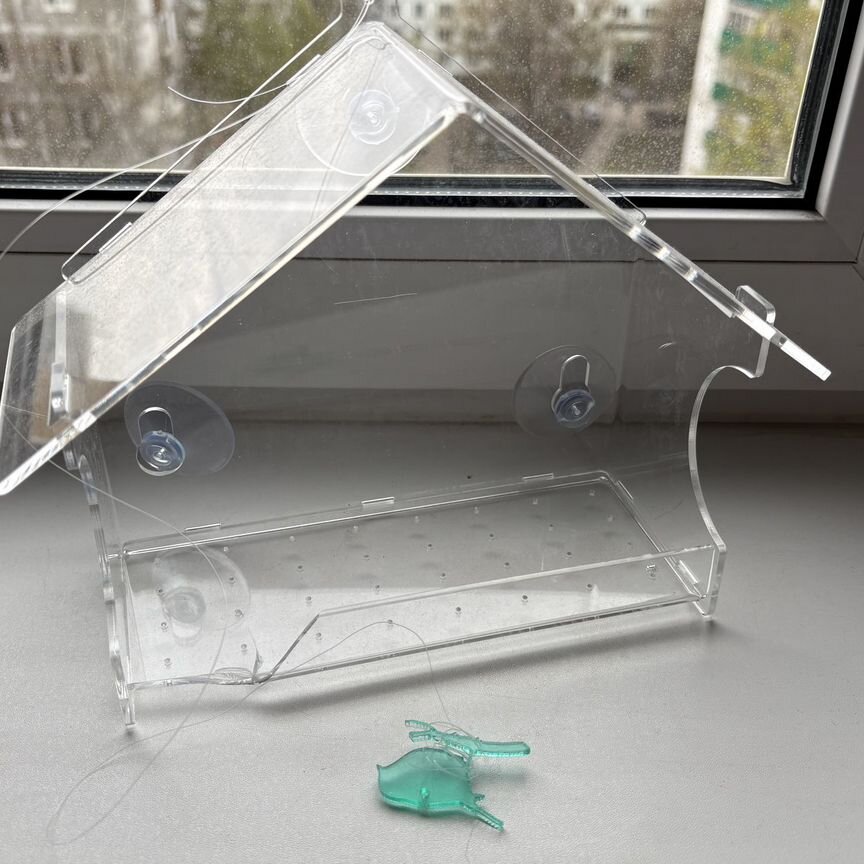 Кормушка для птиц на окно