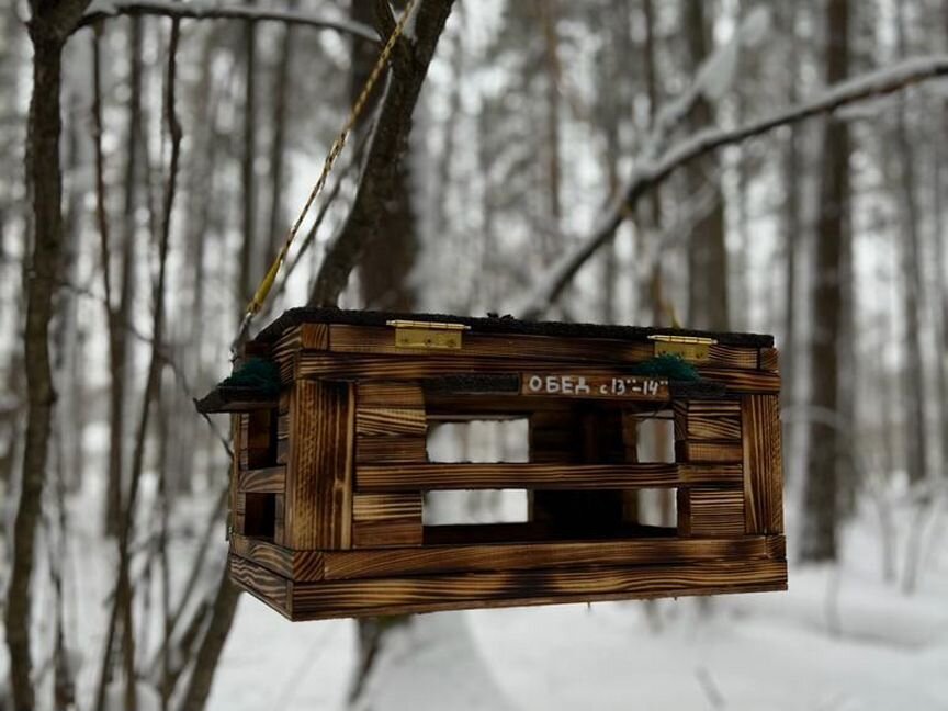 Кормушка для птиц и белок из дерева