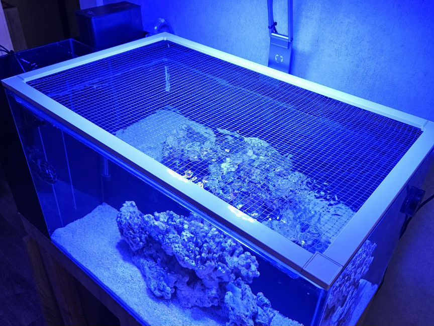 Морской аквариум с тумбой