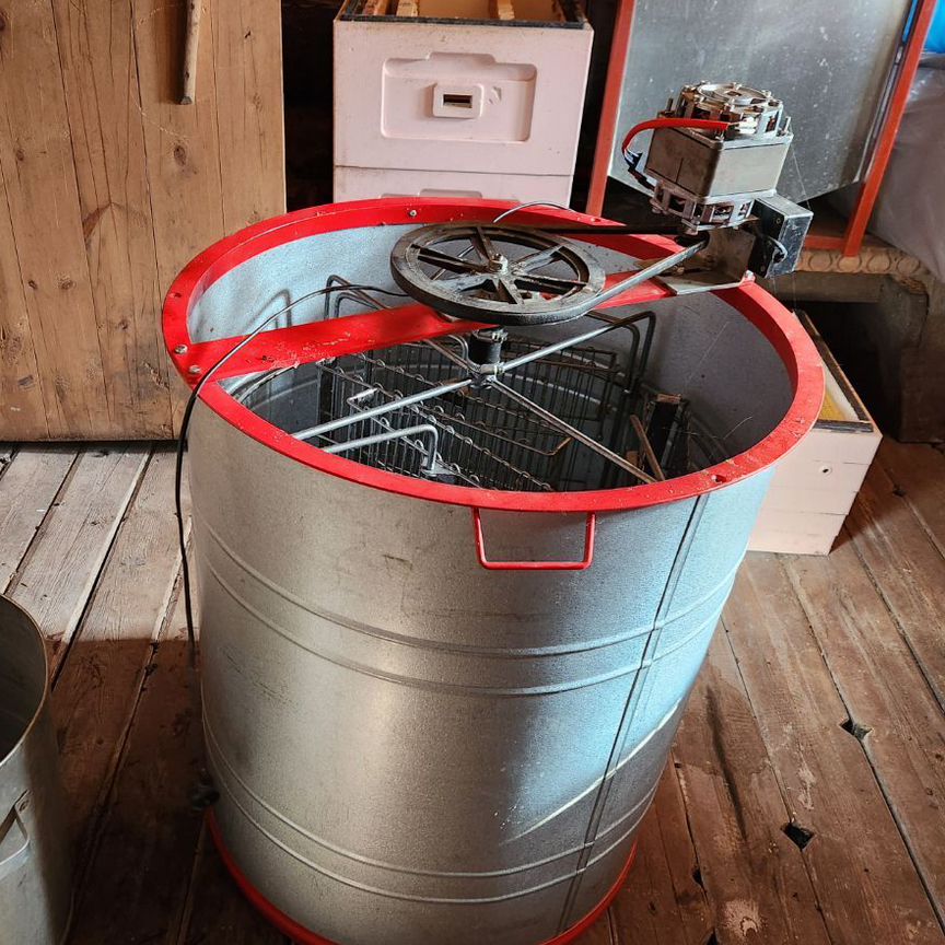 Медогонка 4 рамочная электрическая поворотная бу