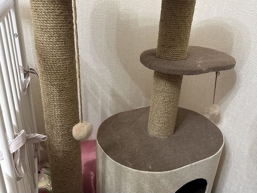 Кошачий домик с когтеточкой