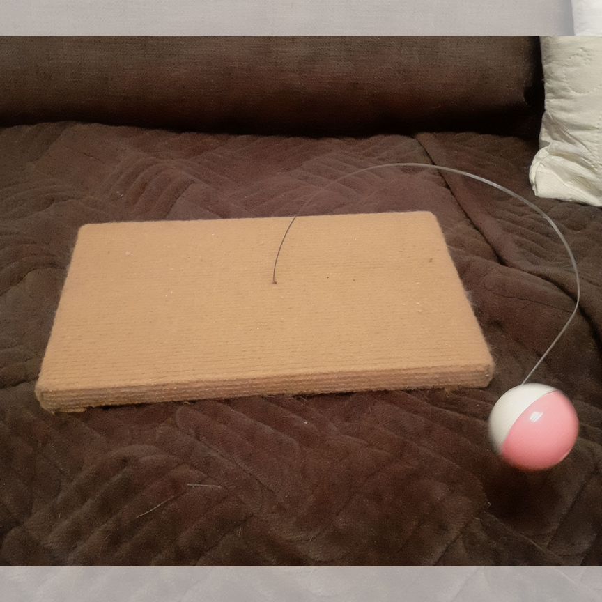 Когтеточка с игрушкой