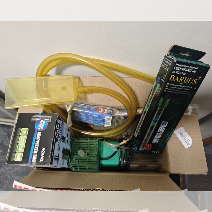 Коробка с аквариумистикой