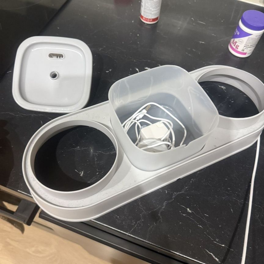 Поилка-фонтанчик для кошки с подставкой