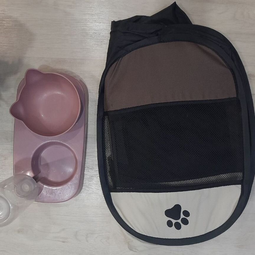 Домик и кормушка для кошечек