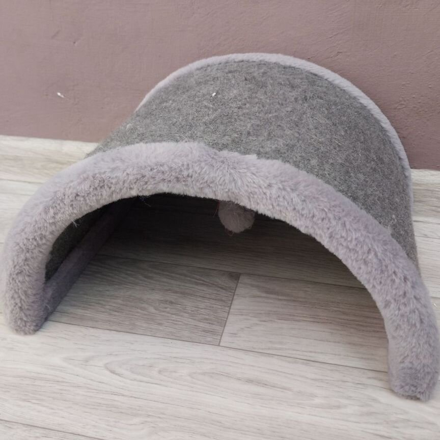 Игрушки и кормушка для кошек