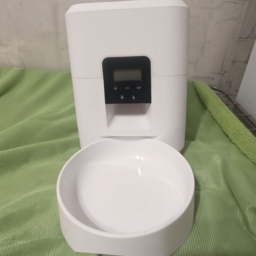 Автоматическая кормушка для кошек и собак