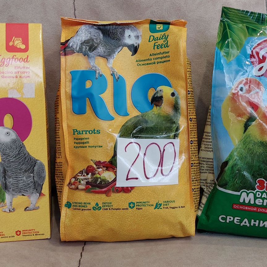 Корма и аксессуары для птичек