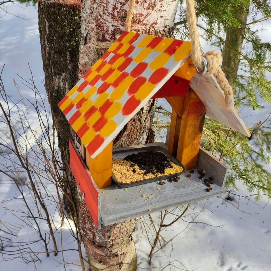 Кормушка для птиц и белок