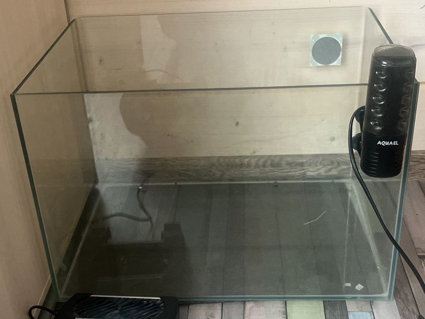 Аквариум, фильтр, охладитель воды и галька