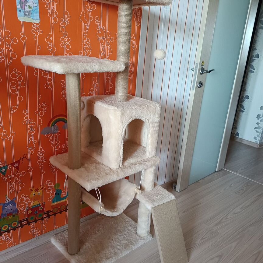 Большой домик для кошки с когтеточкой