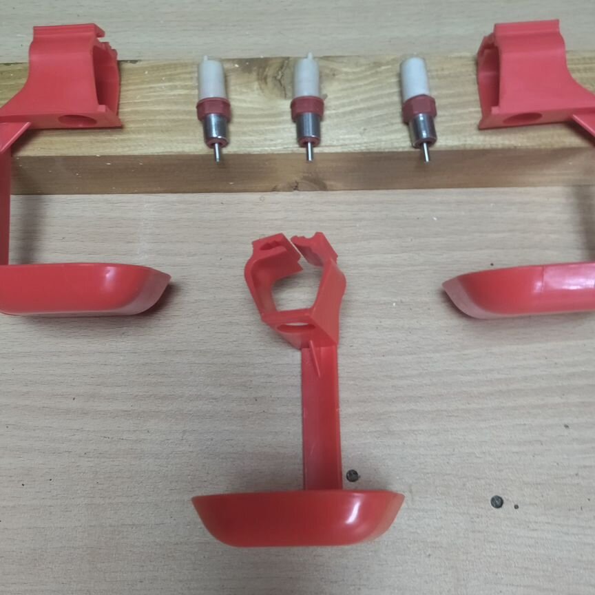 Ниппельная поилка с каплеулавливателем