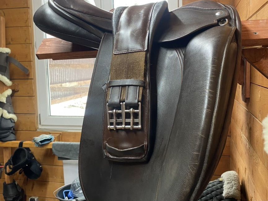 Седло выездковое для лошади