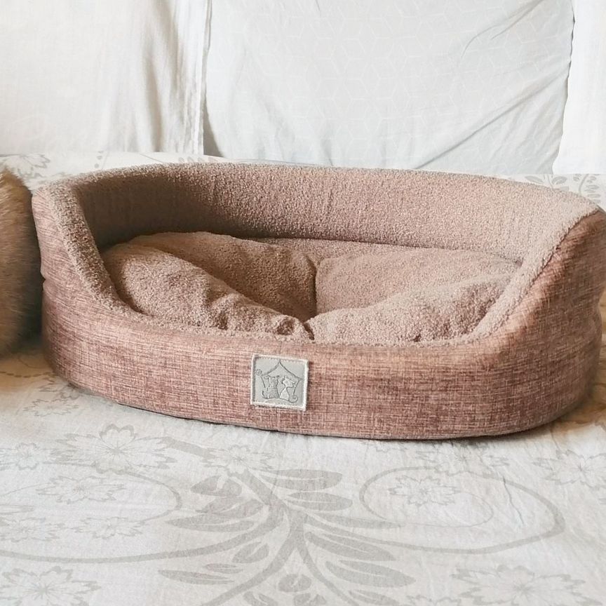 В резерве. Лежанка для кошек новая