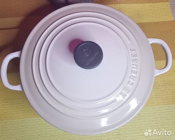 Кастрюля чугунная Le Creuset, 22 см кремовый купить в Москве | Товары ...