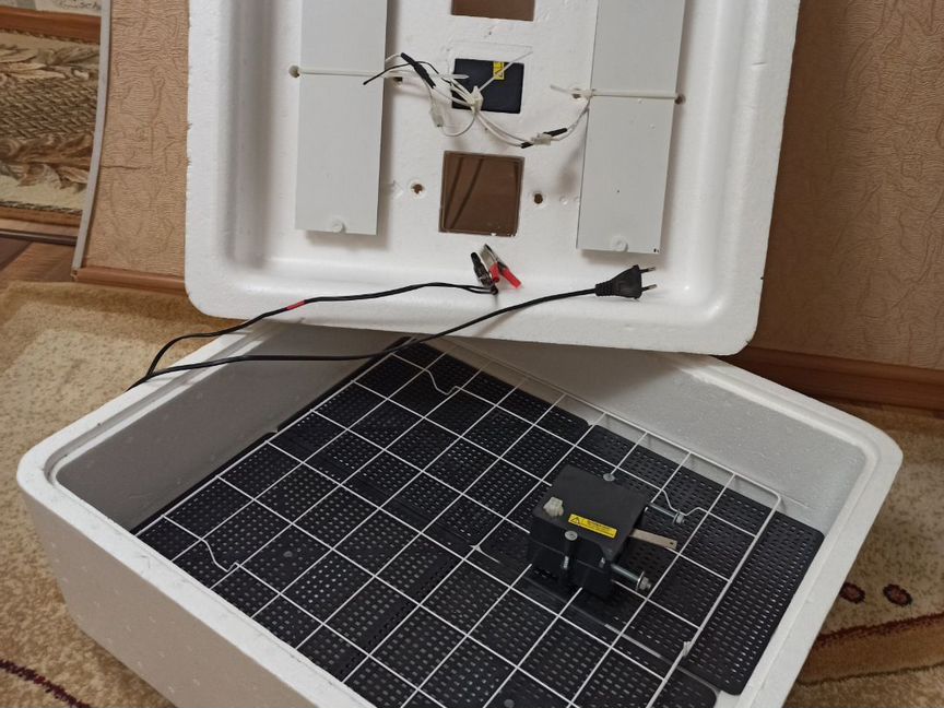 Инкубатор несушка на 63 яйца