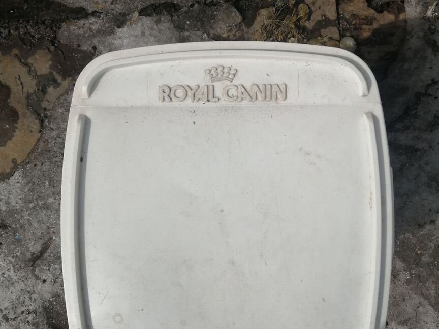 Ведро пластиковое с крышкой для корма животных