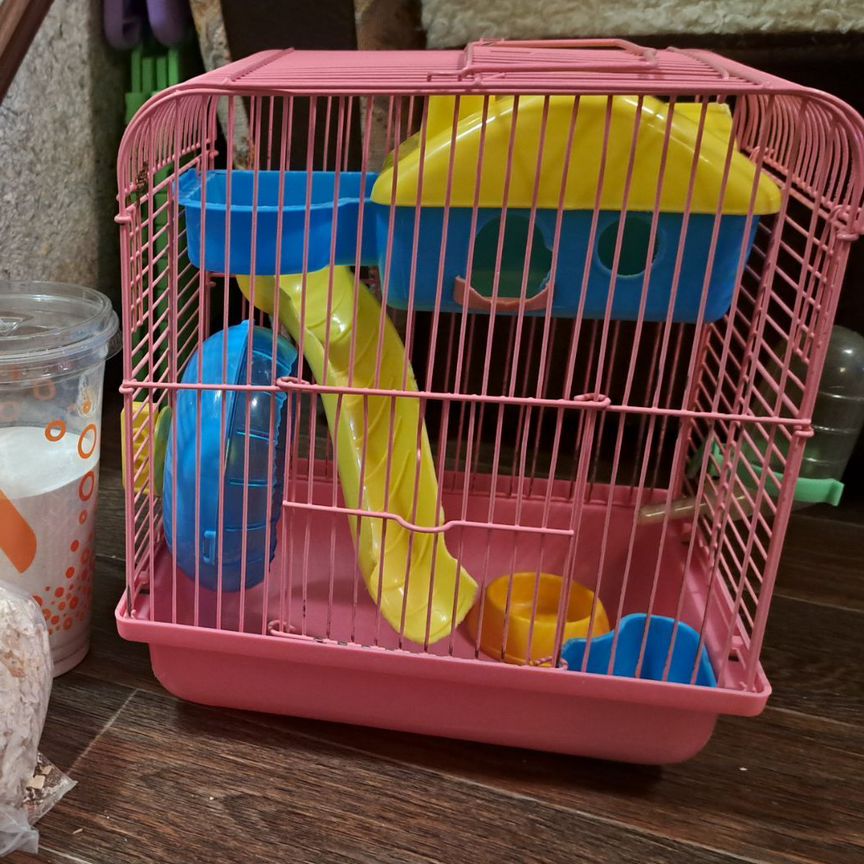 Комплект для хомяков: клетка, корм, песок, опил