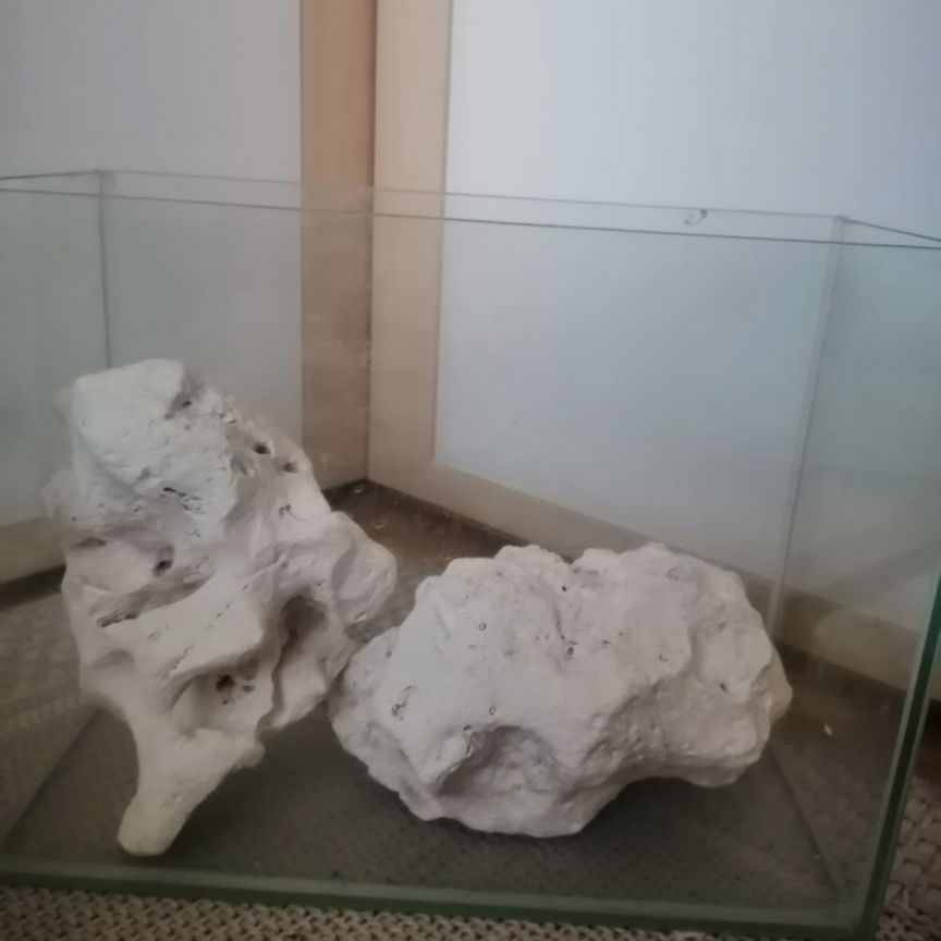 Аквариум и оформление в виде камней