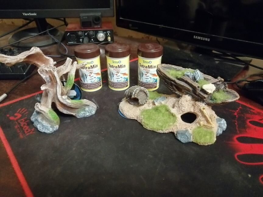 Грот для аквариума и корм тетра(хлопья) для рыб