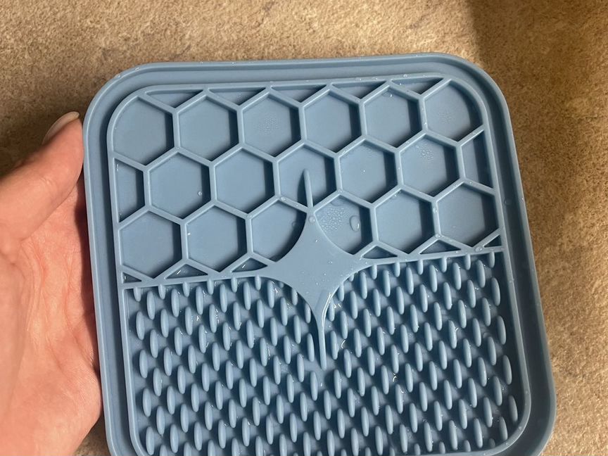 Лизательный коврик для собак не на доставке