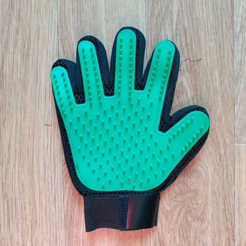 Перчатка чёска для животных